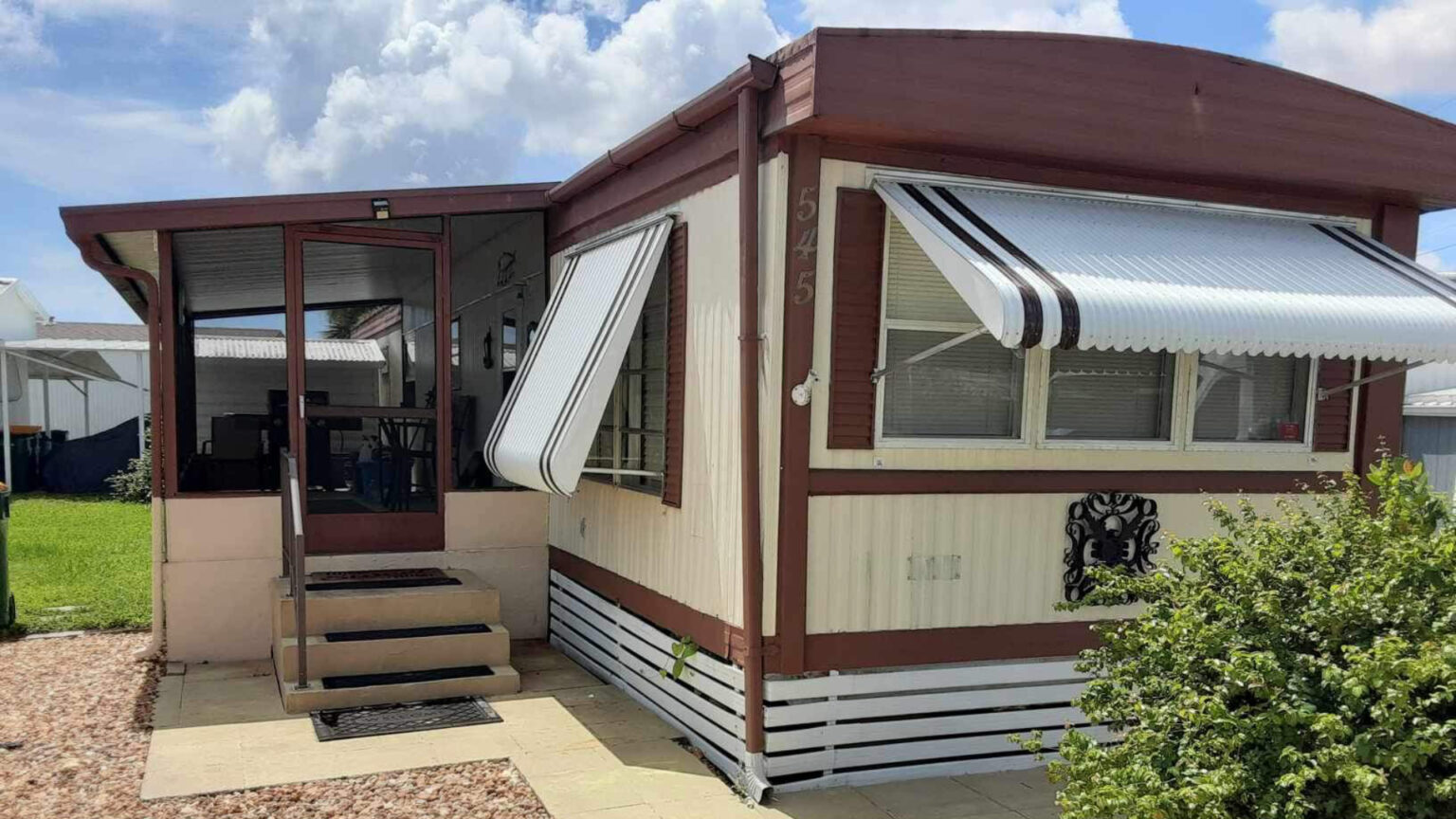 Clamshell Awnings in Melbourne Florida | Haggetts AluminumHaggetts Aluminum